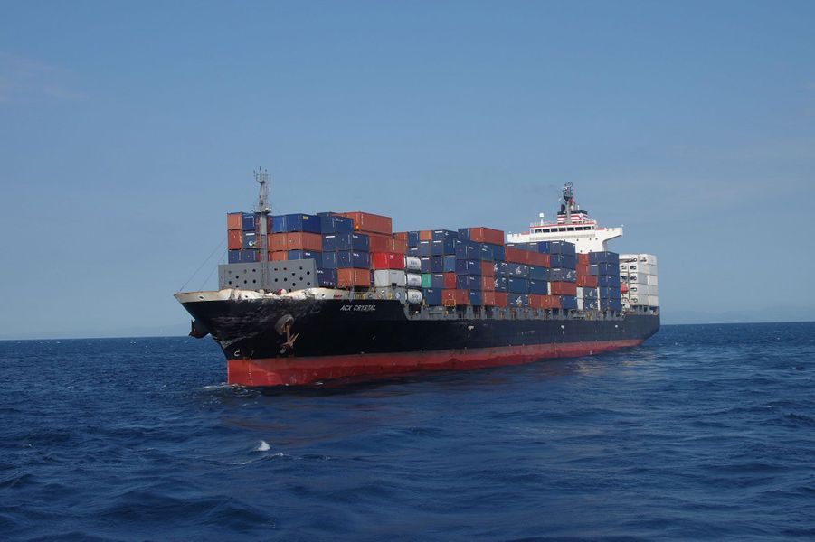 Spectaculaire collision entre un destroyer de l'US Navy et un cargo