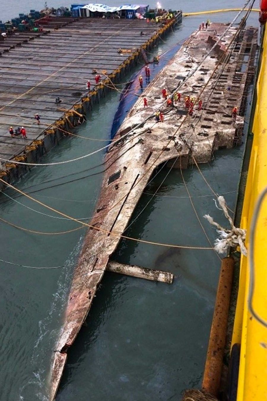 Trois ans après son naufrage meurtrier, le ferry Sewol sort des profondeurs