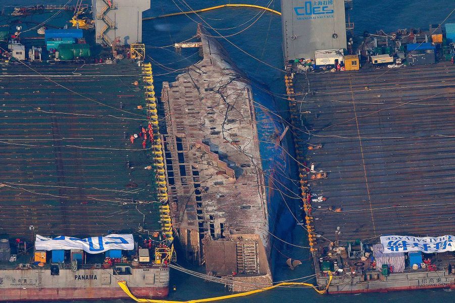 Trois ans après son naufrage meurtrier, le ferry Sewol sort des profondeurs