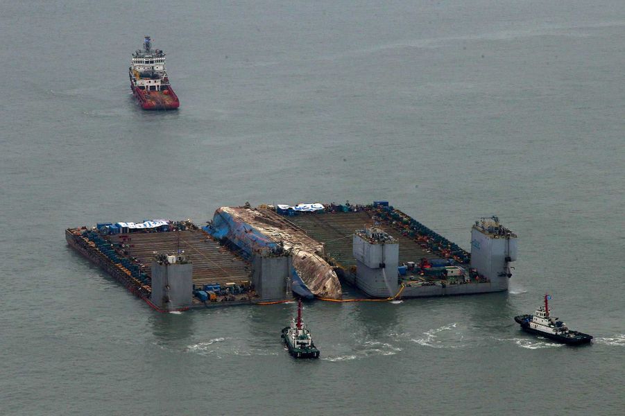 Trois ans après son naufrage meurtrier, le ferry Sewol sort des profondeurs