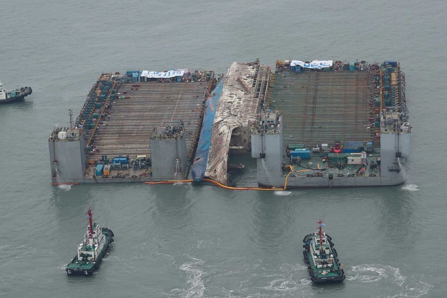 Trois ans après son naufrage meurtrier, le ferry Sewol sort des profondeurs