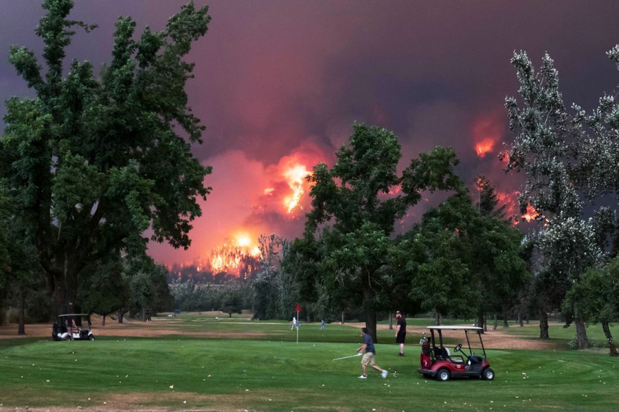 Un incendie ravage l'Oregon... et ils jouent au golf
