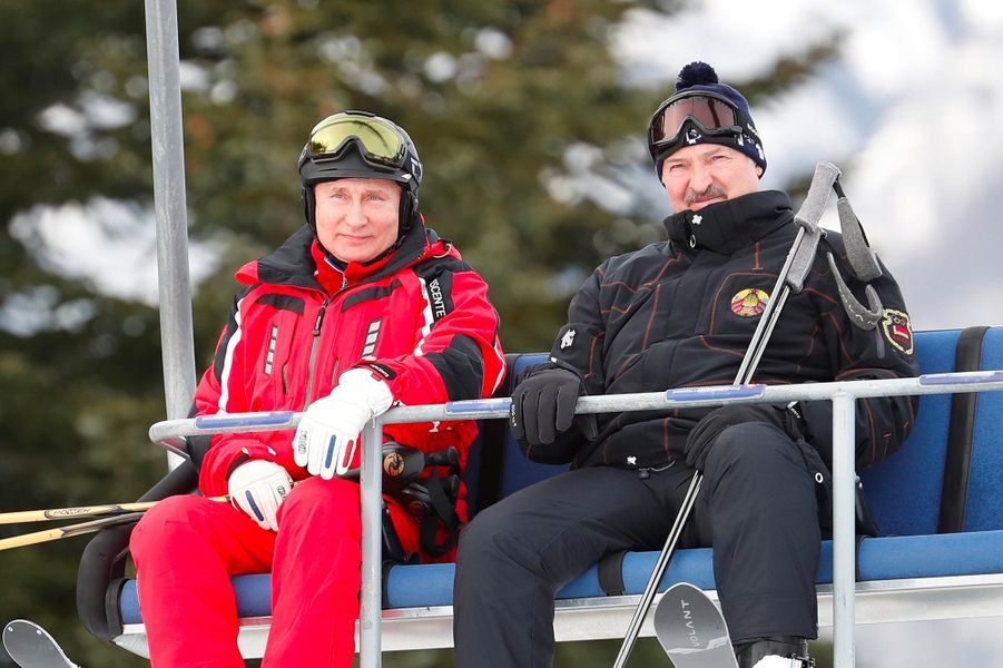Vladimir Poutine emmène Alexandre Loukachenko skier à Sotchi