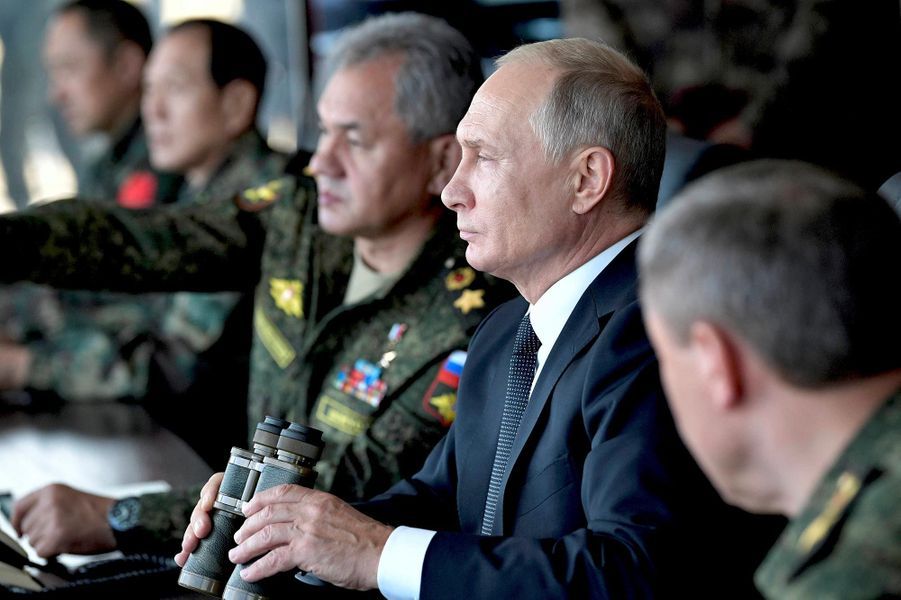 Vladimir Poutine promet que l'armée russe continuera de se renforcer