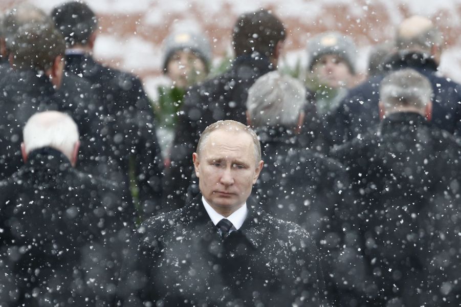 Vladimir Poutine sous la neige pour le jour du défenseur de la patrie