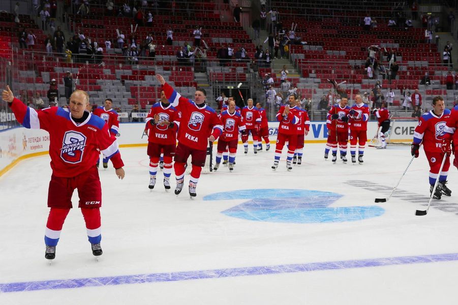 Vladimir Poutine vante la "diplomatie du hockey" mais chute sur la glace