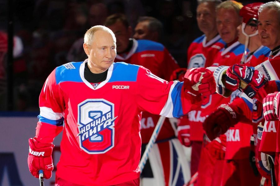 Vladimir Poutine vante la "diplomatie du hockey" mais chute sur la glace