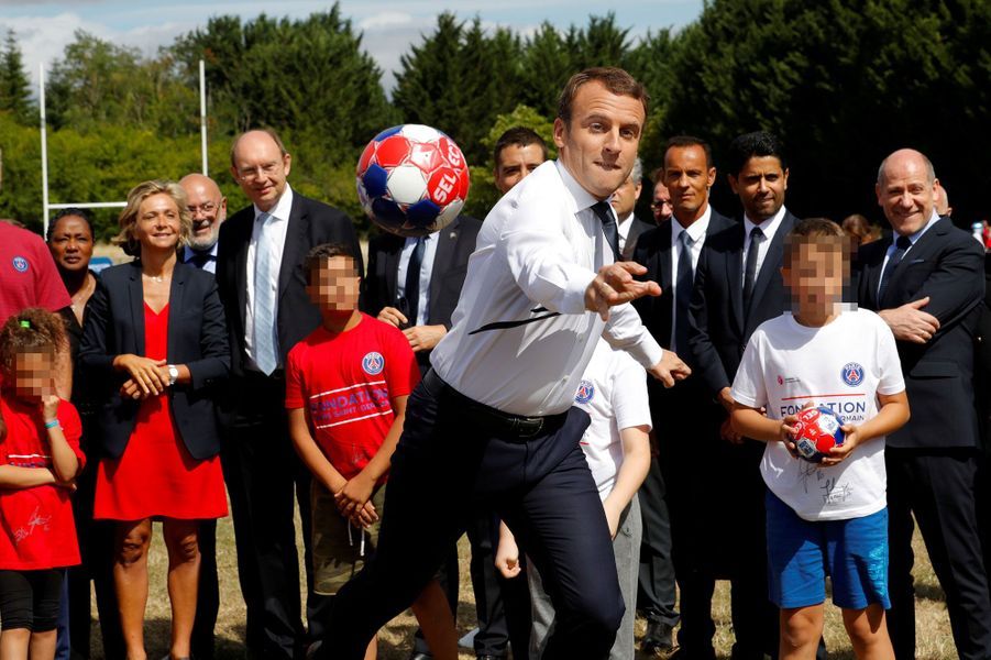 A la cantine, le président Macron s'offre... un cordon-bleu