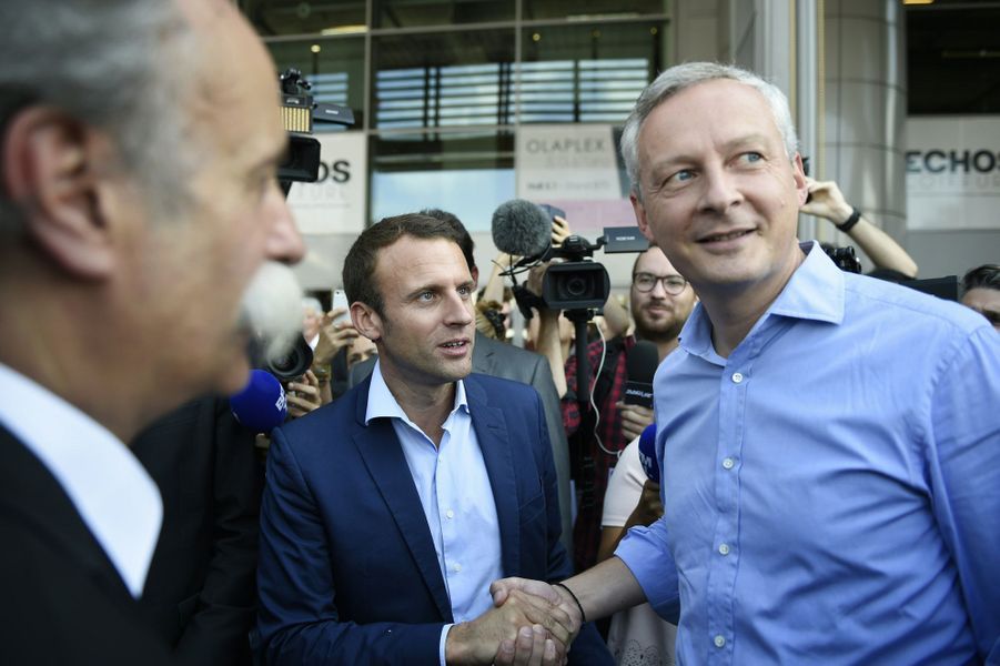 Au salon de la coiffure, Emmanuel Macron n'est pas rasoir