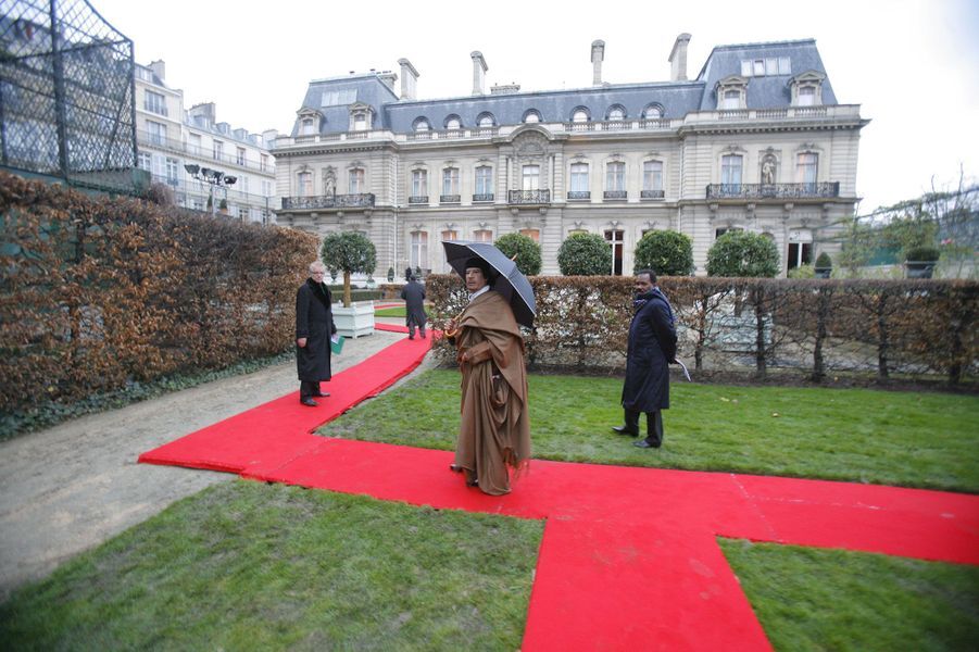 Décembre 2007 : la République française accueille Kadhafi