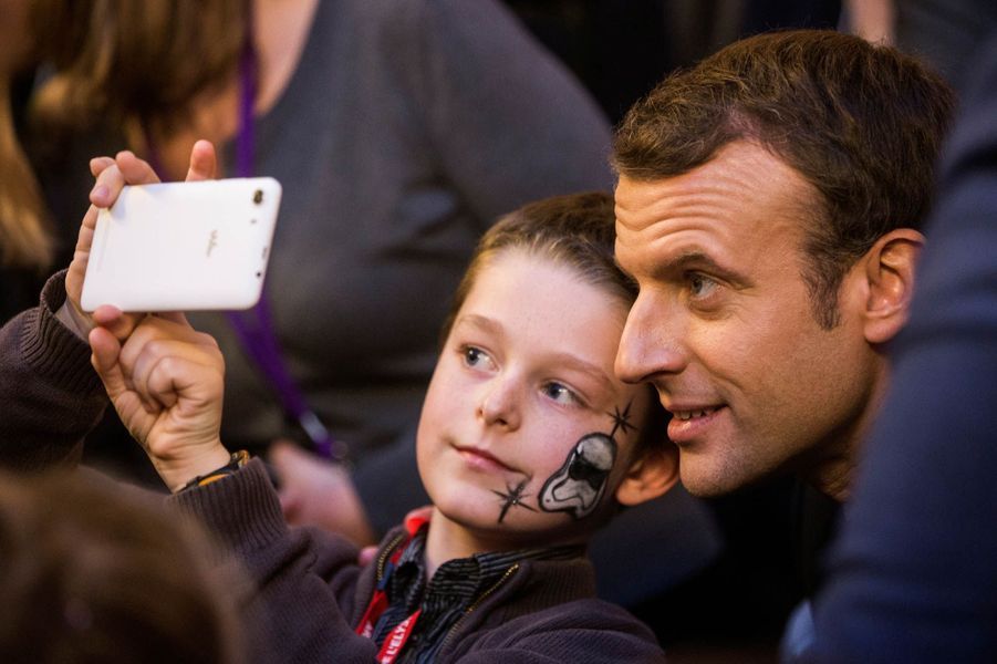 Emmanuel et Brigitte Macron fêtent Noël avec plus de 500 enfants ...