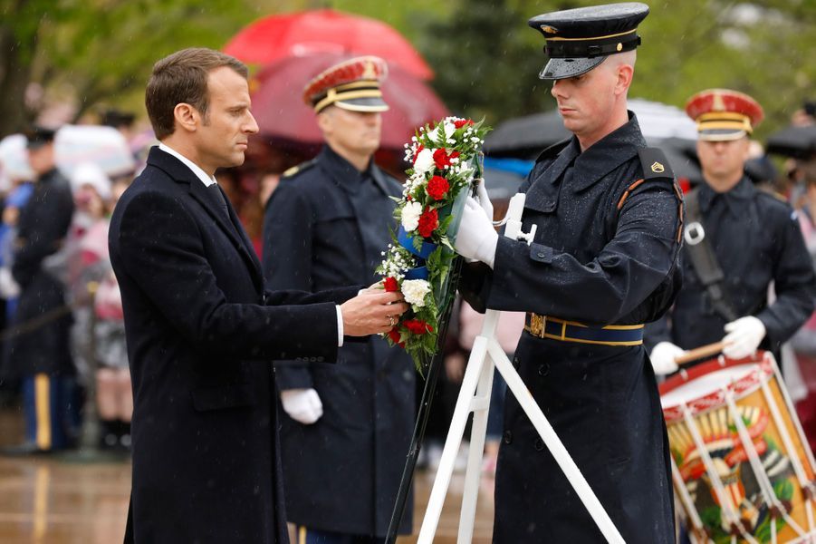 Emmanuel et Brigitte Macron se recueillent devant la tombe de Kennedy
