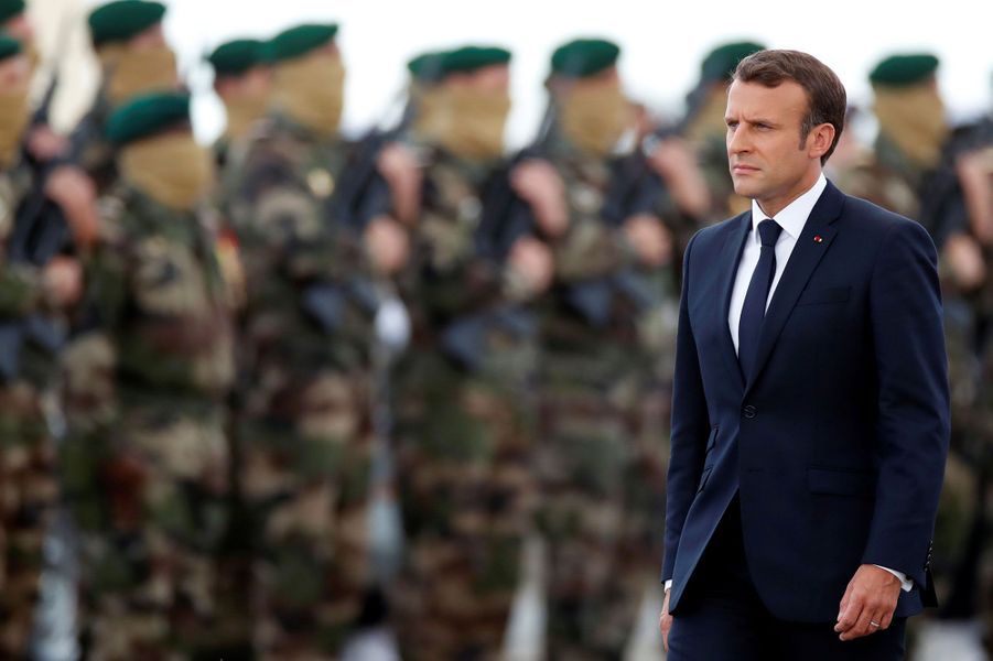 Emmanuel Macron célèbre les héros français du commando Kieffer