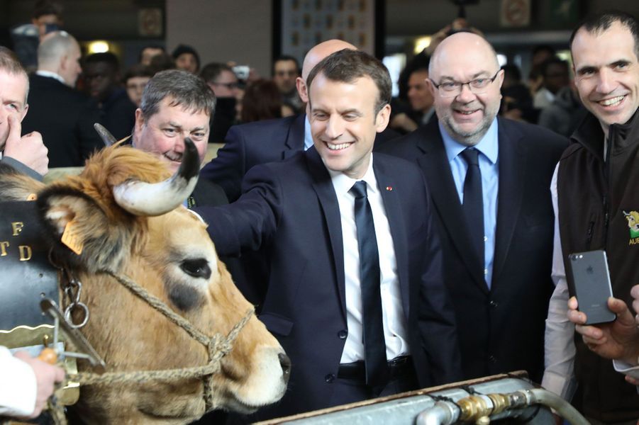 Emmanuel Macron auprès des agriculteurs à son premier Salon de l ...