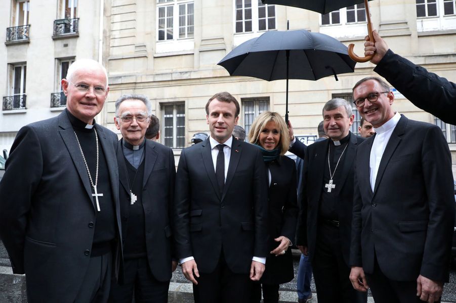 En images, Emmanuel et Brigitte Macron face aux évêques