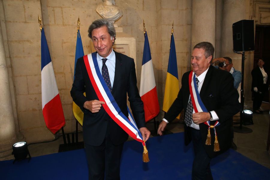 Entouré de sa famille, Patrick de Carolis officiellement élu maire d'Arles