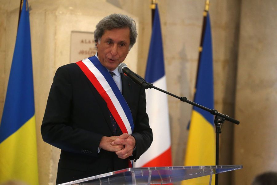 Entouré de sa famille, Patrick de Carolis officiellement élu maire d'Arles