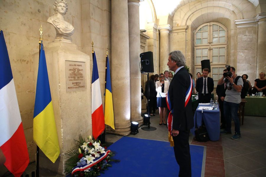 Entouré de sa famille, Patrick de Carolis officiellement élu maire d'Arles