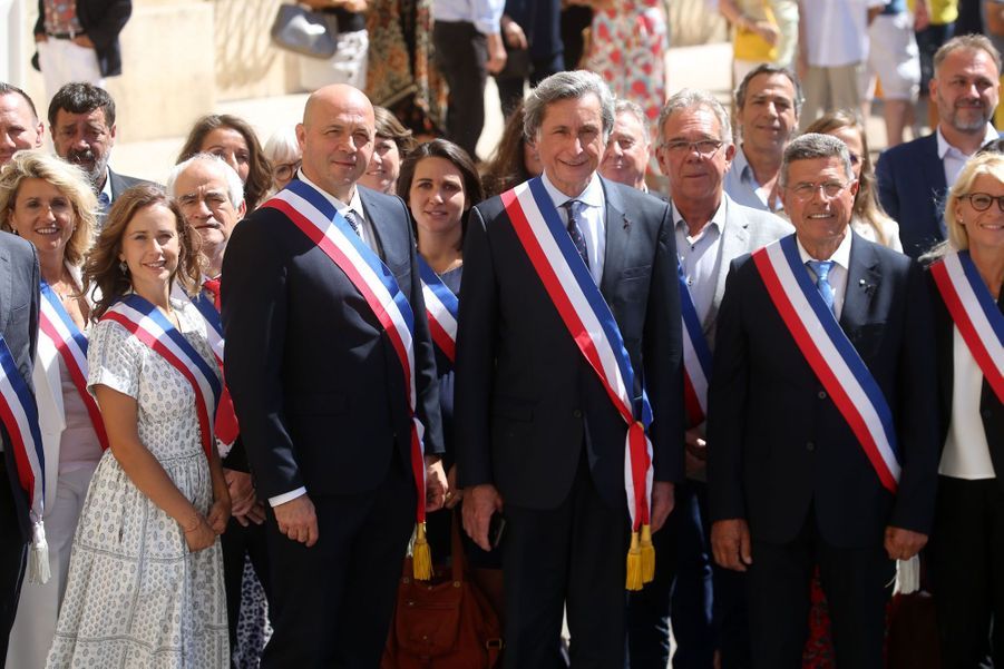 Entouré de sa famille, Patrick de Carolis officiellement élu maire d'Arles