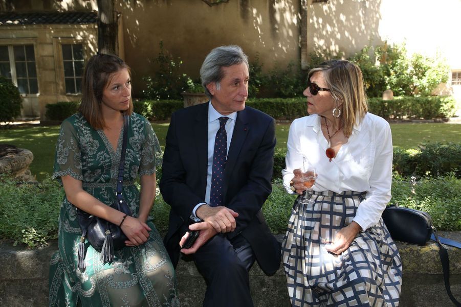 Entouré de sa famille, Patrick de Carolis officiellement élu maire d'Arles