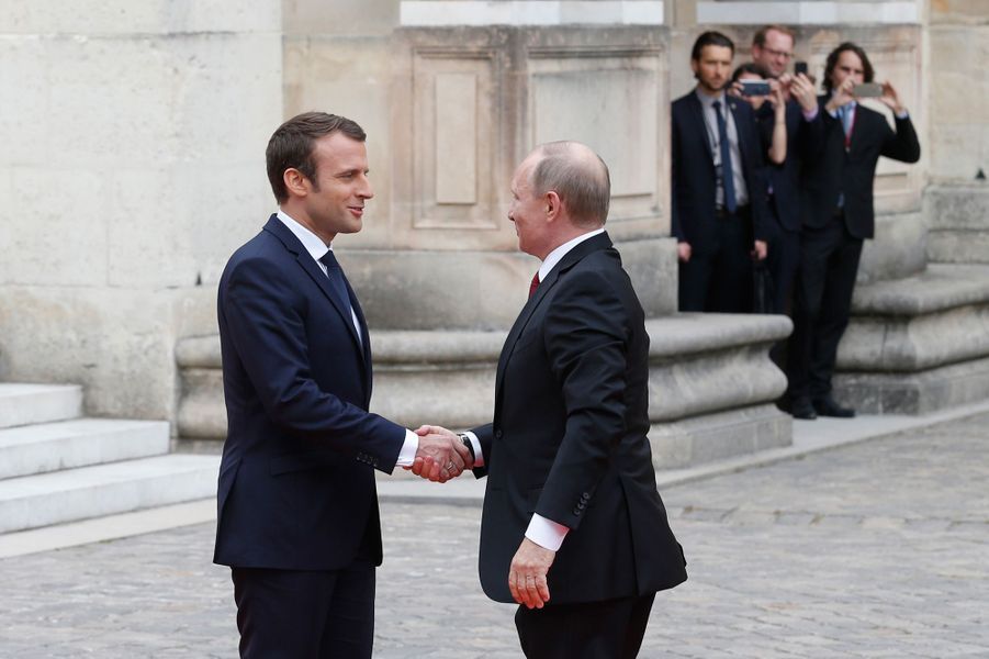 Macron - Poutine, une première rencontre en images