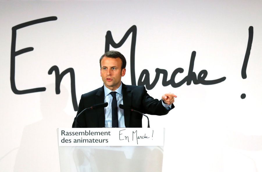 Emmanuel Macron montre ses muscles