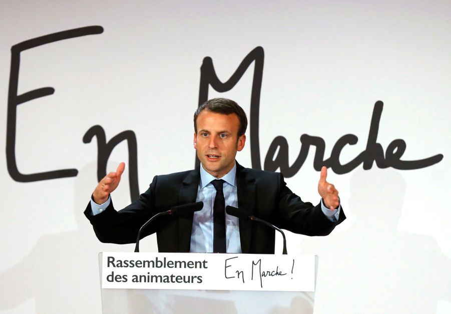 Emmanuel Macron montre ses muscles