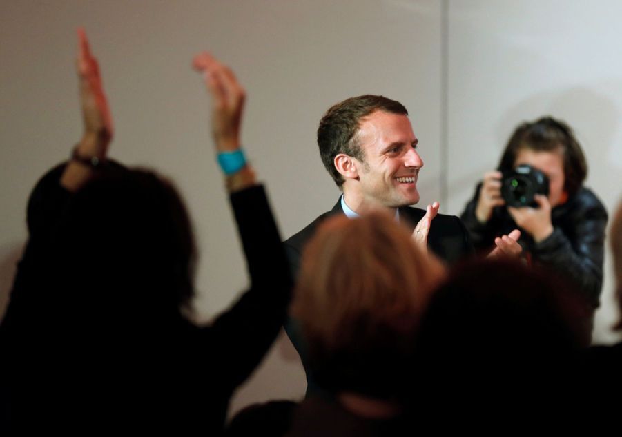 Emmanuel Macron montre ses muscles