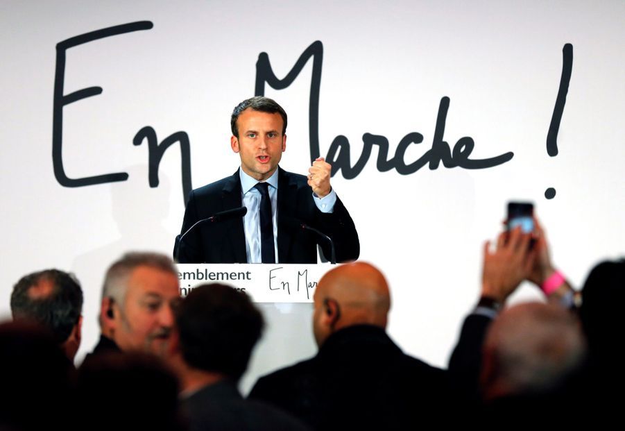 Emmanuel Macron montre ses muscles