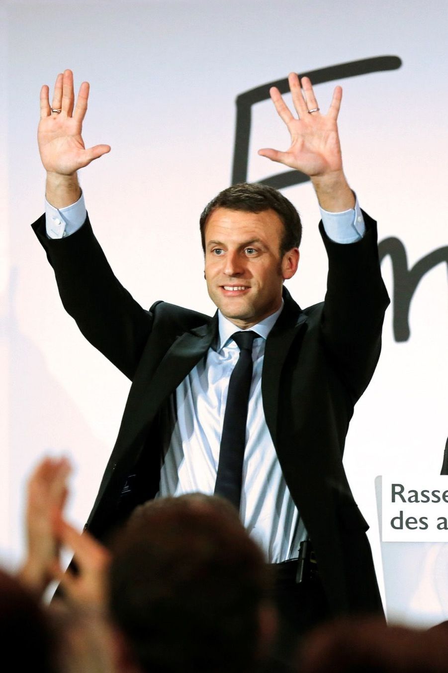 Emmanuel Macron montre ses muscles