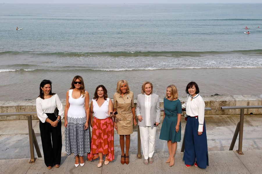 Surf et protection des océans pour Brigitte Macron et les Premières ...