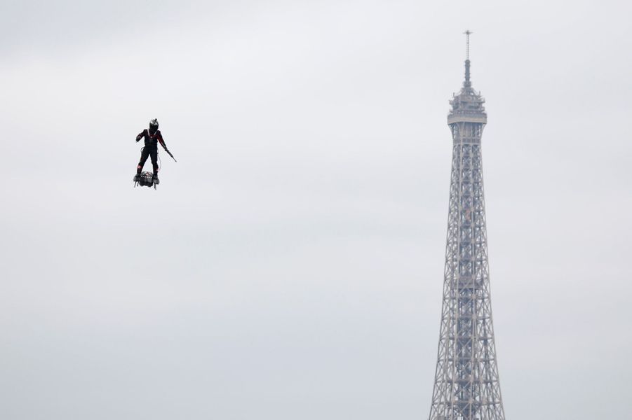 L'époustouflant show de Franky Zapata, "homme volant" au-dessus des ...