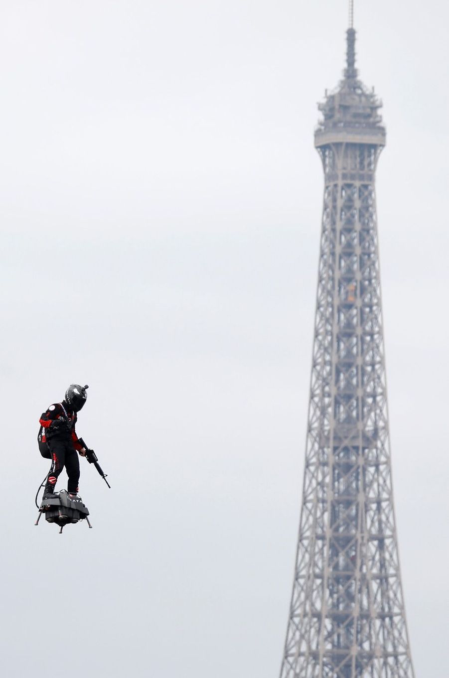 L'époustouflant show de Franky Zapata, "homme volant" au-dessus des ...