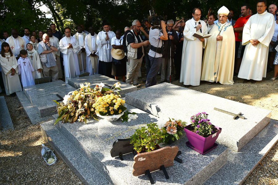 Des prières sur la tombe du père Jacques Hamel pour l'Assomption