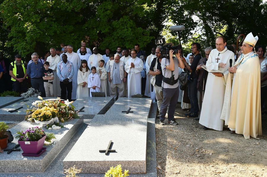 Des prières sur la tombe du père Jacques Hamel pour l'Assomption