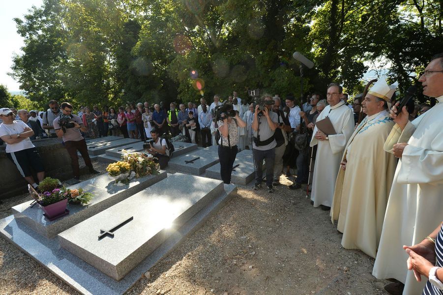 Des prières sur la tombe du père Jacques Hamel pour l'Assomption