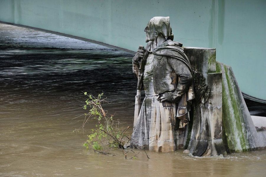 Le zouave du pont de l'alma indicateur de la crue de la Seine