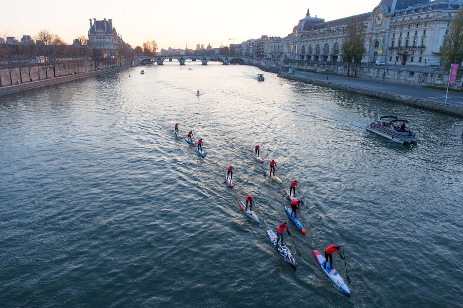 Au petit matin, une balade en paddle sur la Seine