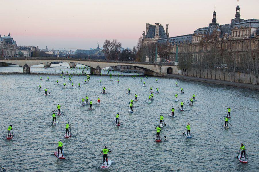 Au petit matin, une balade en paddle sur la Seine