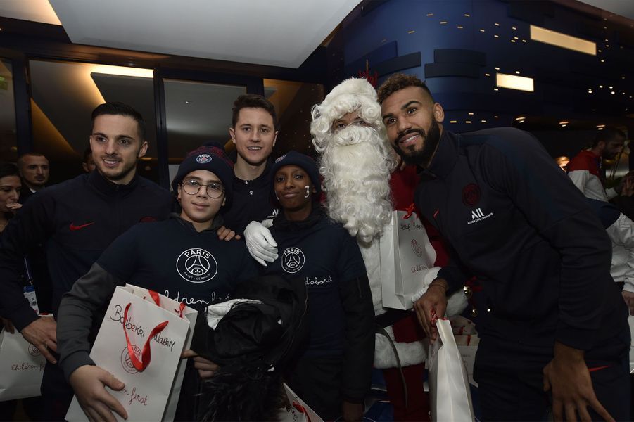 Kylian Mbappé illumine le visage des enfants en père Noël d'un jour