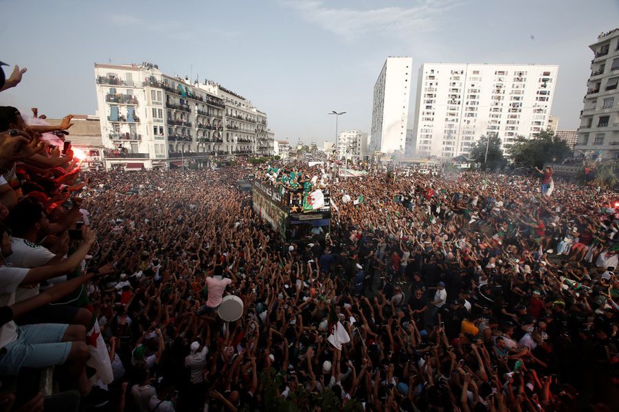 L'incroyable accueil à Alger des footballeurs algériens