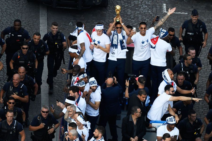Le défilé des Bleus champions du monde sur les Champs-Elysées