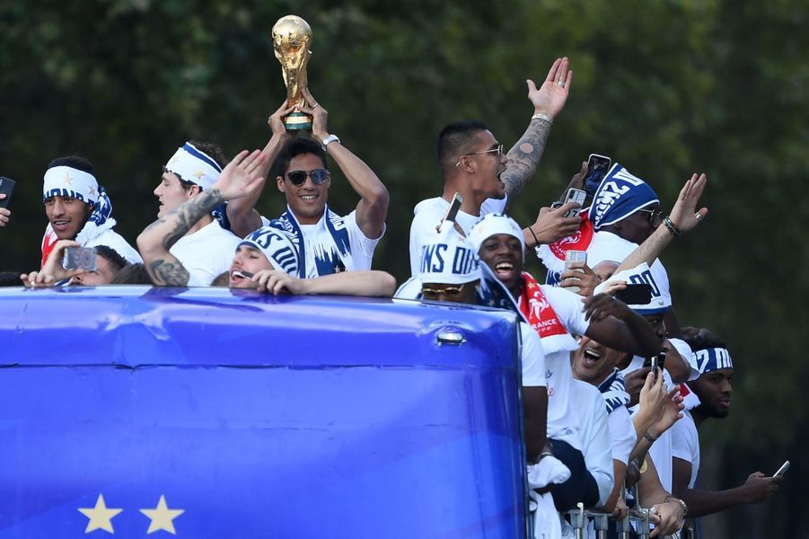 Le défilé des Bleus champions du monde sur les Champs-Elysées