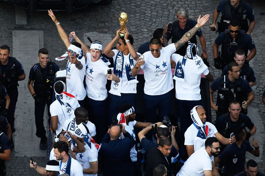Le défilé des Bleus champions du monde sur les Champs-Elysées