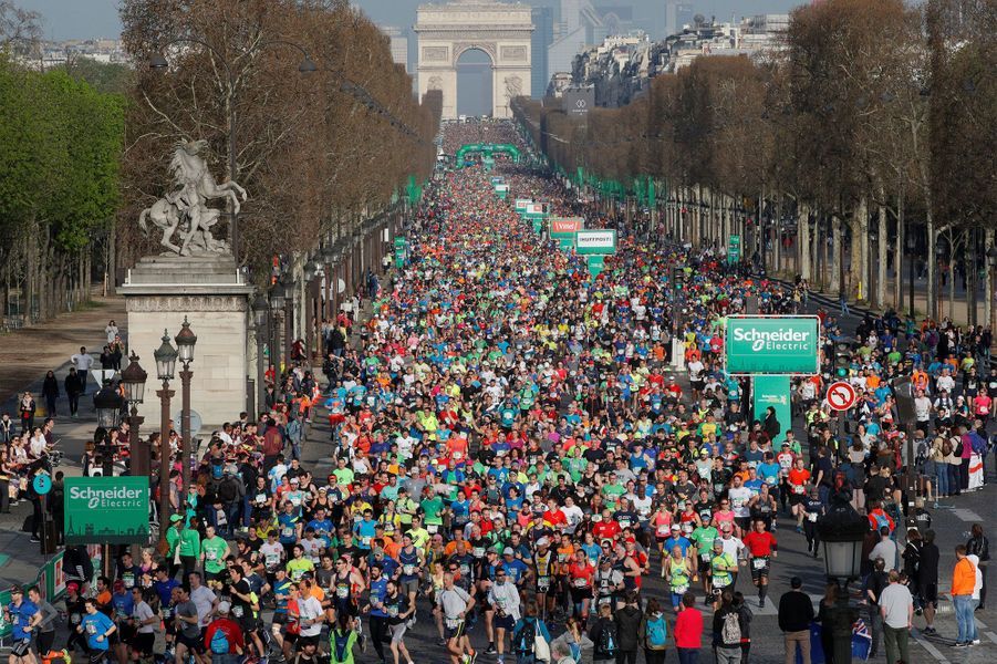Les champions du marathon brillent sous le soleil de Paris