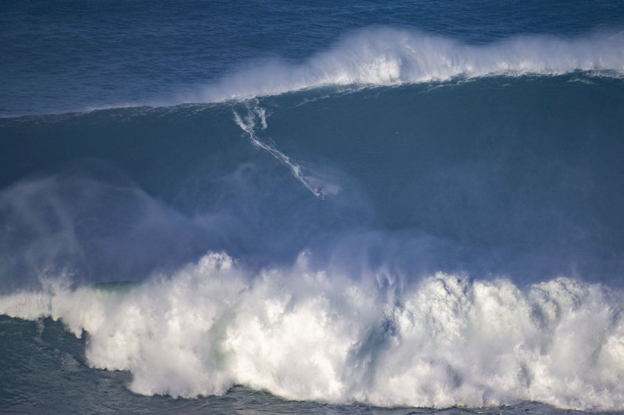 Les vagues monstrueuses de Nazaré sont revenues, les surfeurs aussi