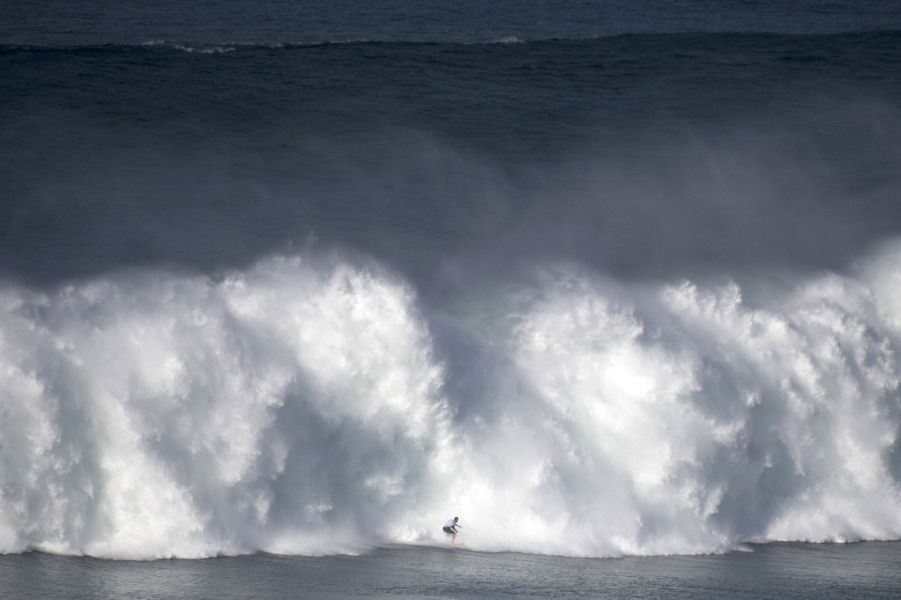 Les vagues monstrueuses de Nazaré sont revenues, les surfeurs aussi