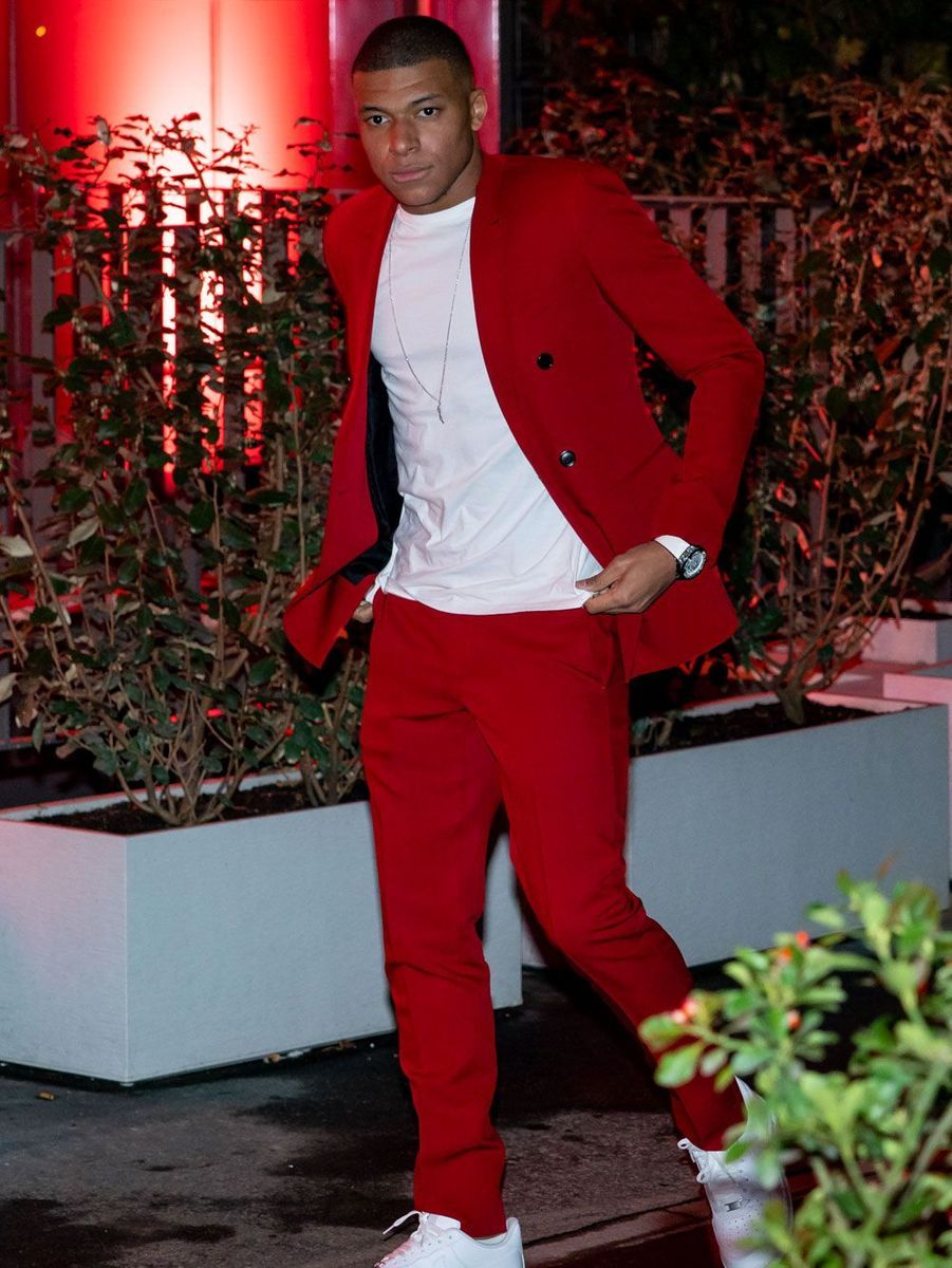 Mbappé chanteur et dress code rouge pour l'incroyable anniversaire de ...
