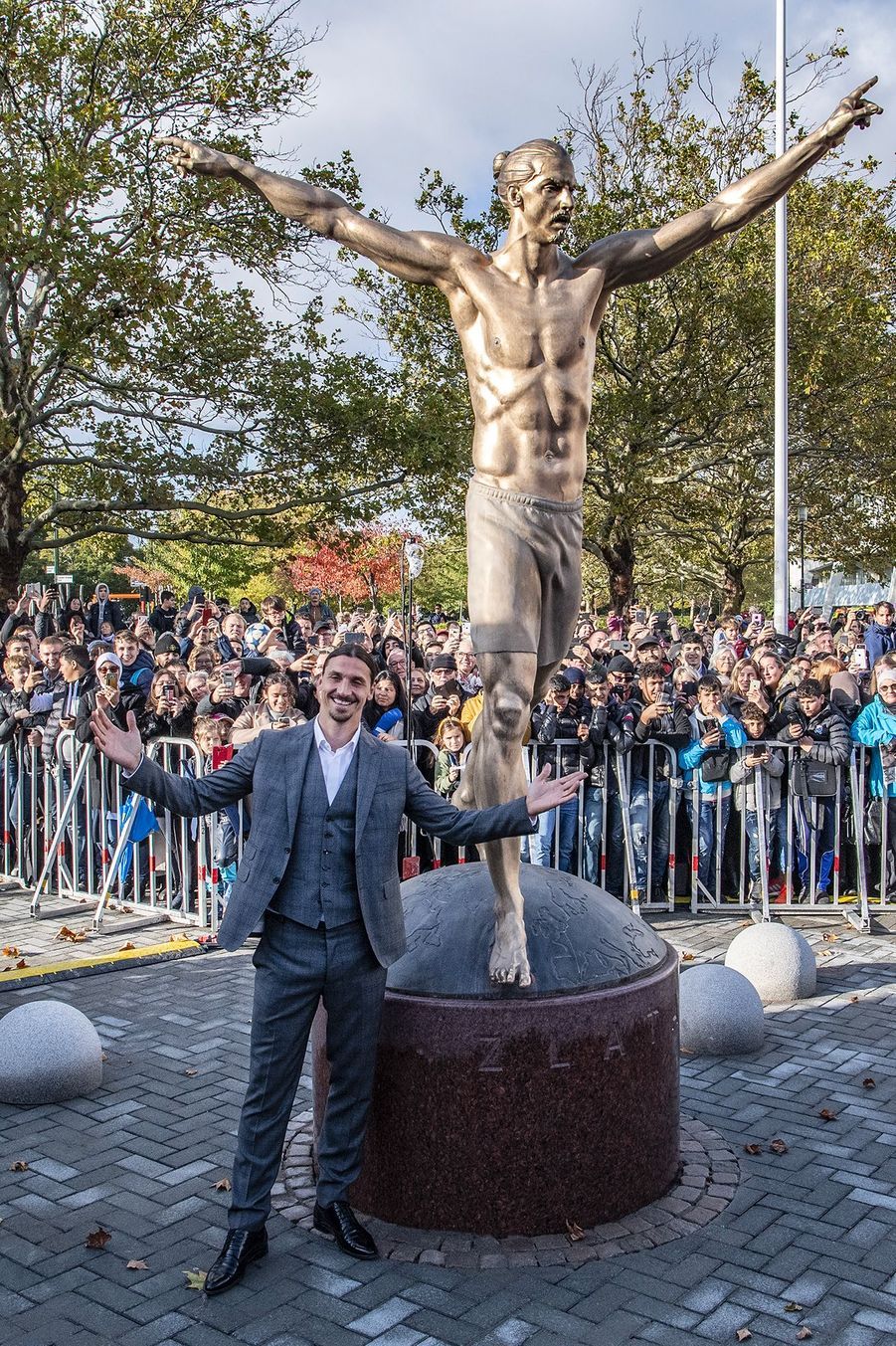 Zlatan Ibrahimovic pose à côté de sa statue dans sa ville natale de Suède