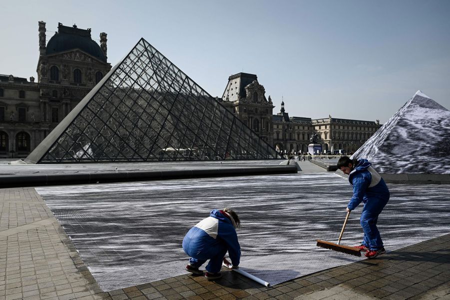 L'impressionnant collage de JR pour les 30 ans de la pyramide du Louvre